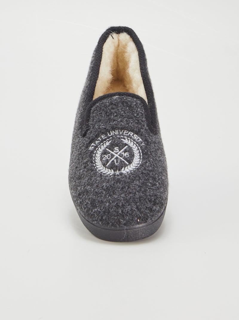 Chaussons fourrés avec broderie - Gris - 12.00€ - Kiabi