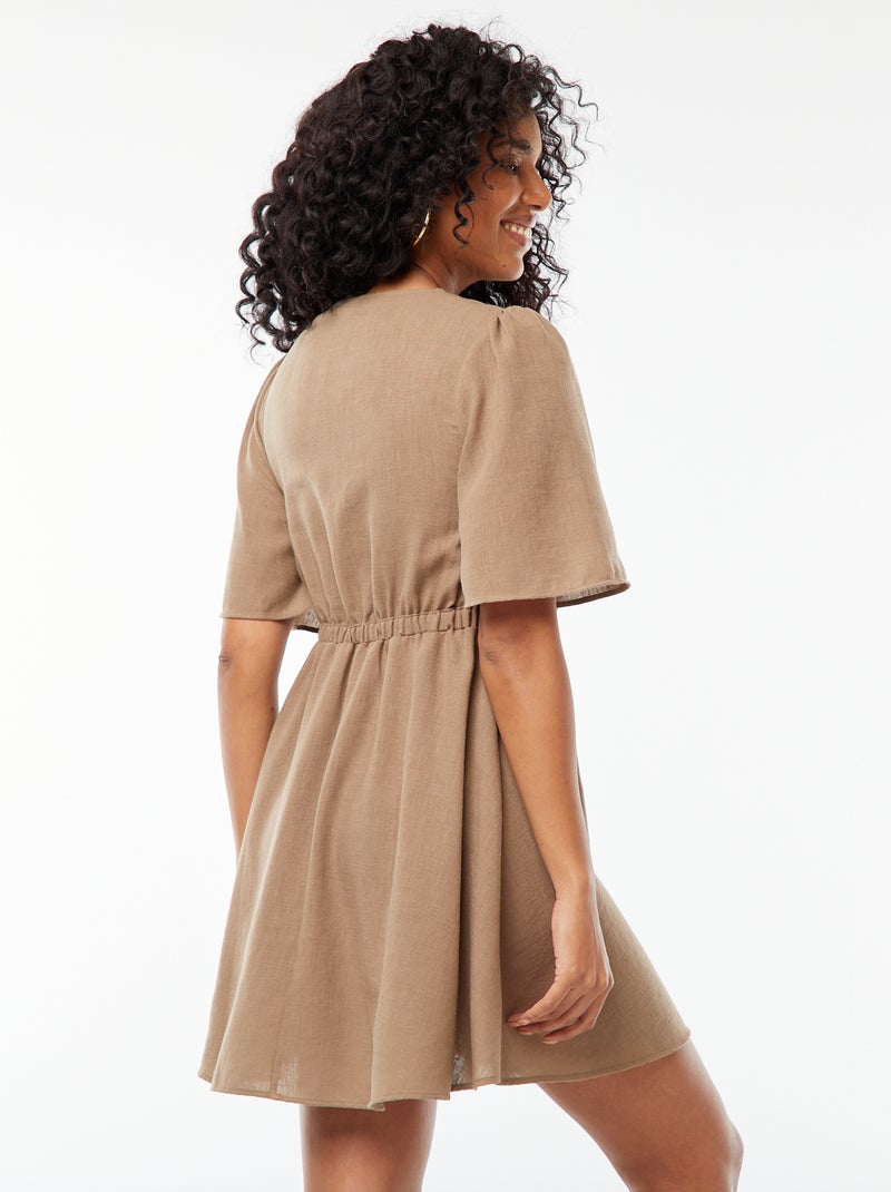 Robe coupe courte à col V avec ouverture par boutons dorés - Beige ...
