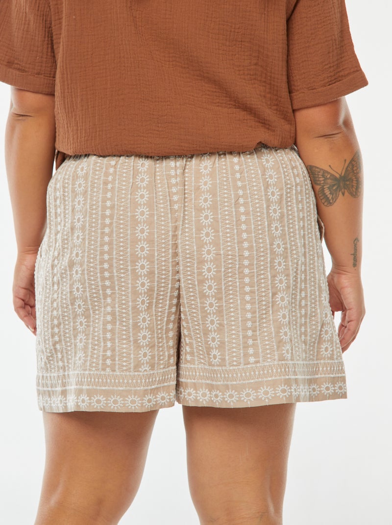 Short large à motifs brodés avec ceinture intégrée - Beige - Grandes ...