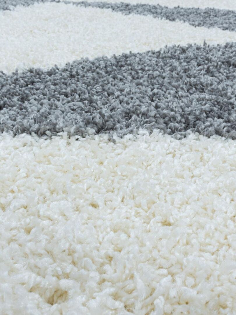 Tapis shaggy tissé motif géométrique TRIANGLE A - Gris - Kiabi - 79.99€